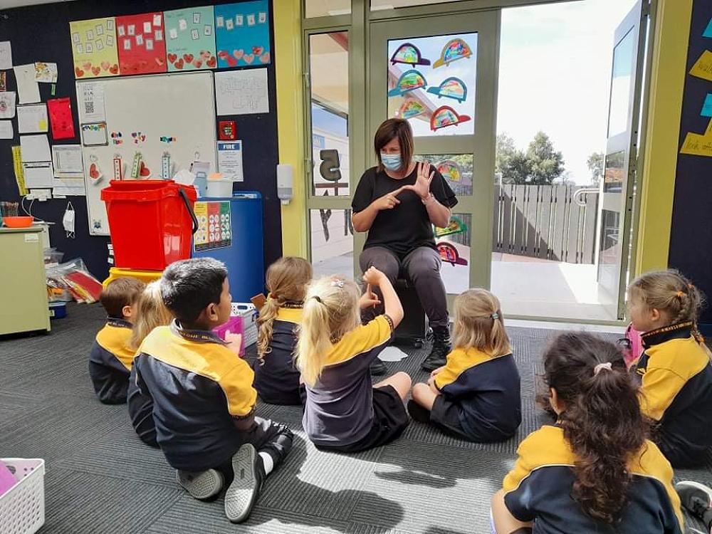 Sign language lessons for team Te Tahi!