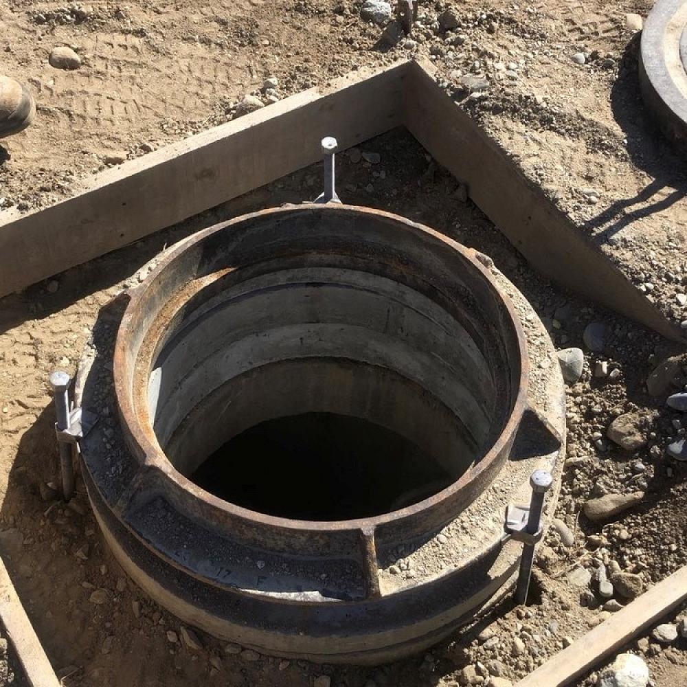 Manual adjustment of manholes