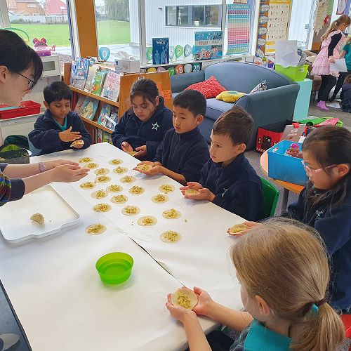 Creatives Dr. Reuben Woods and Nick Lowry, are at Merrin School Ngā ...
