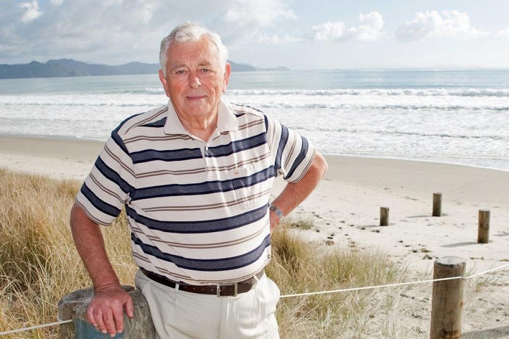 NZ Author Des Hunt visits Raroa